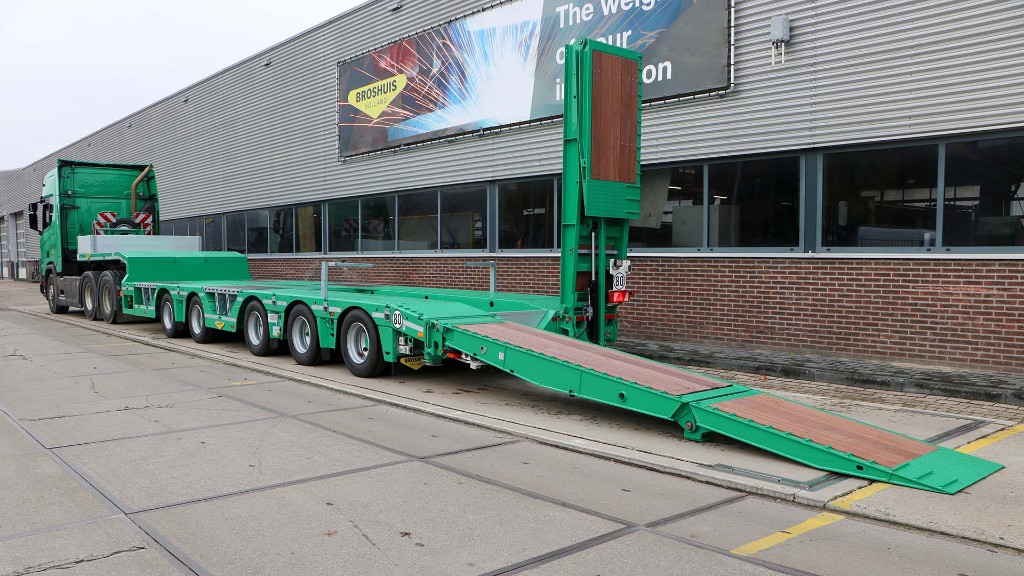 5-axle construction semi low loader with ramps | Broshuis