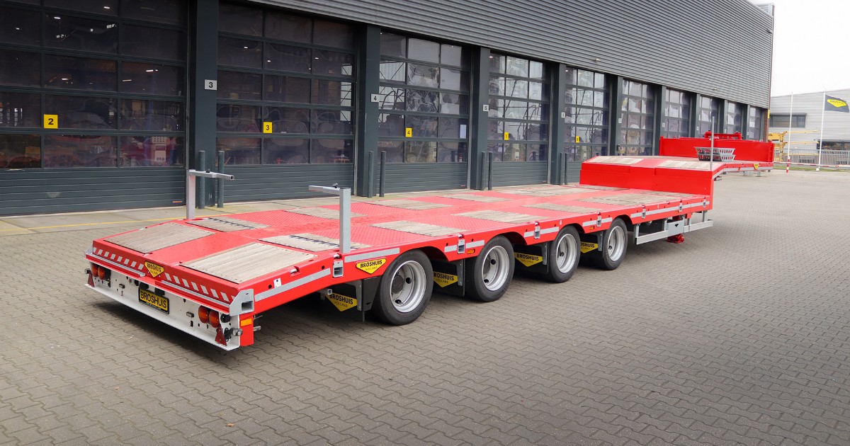Improved self-tracking semi low loader