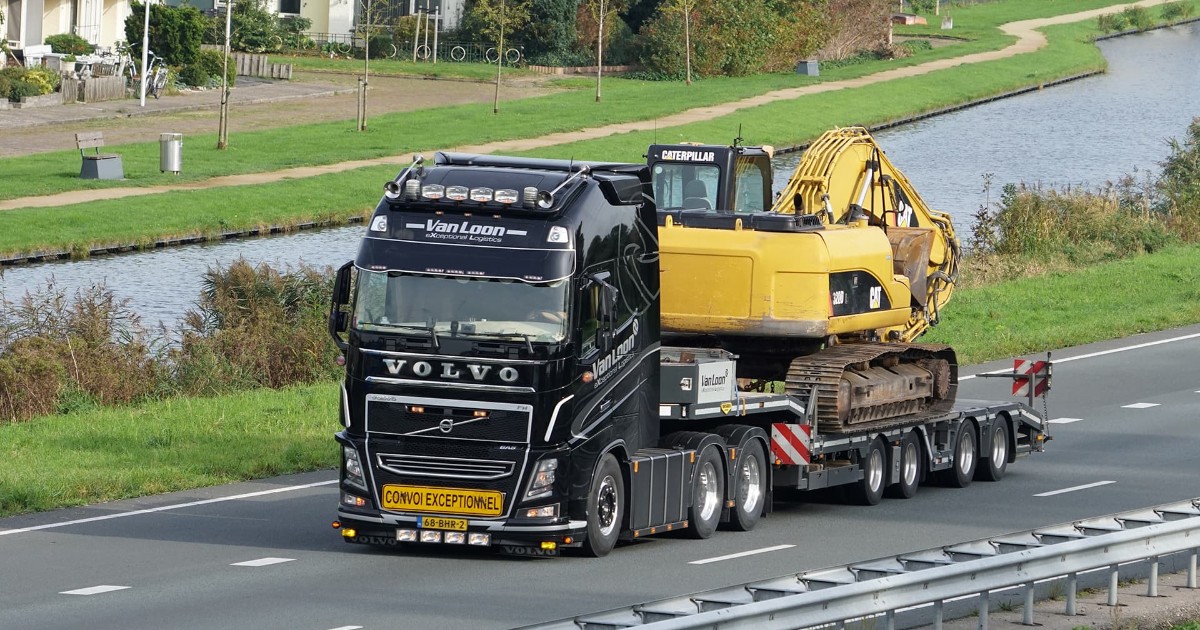4-axle construction semi low loader | Broshuis